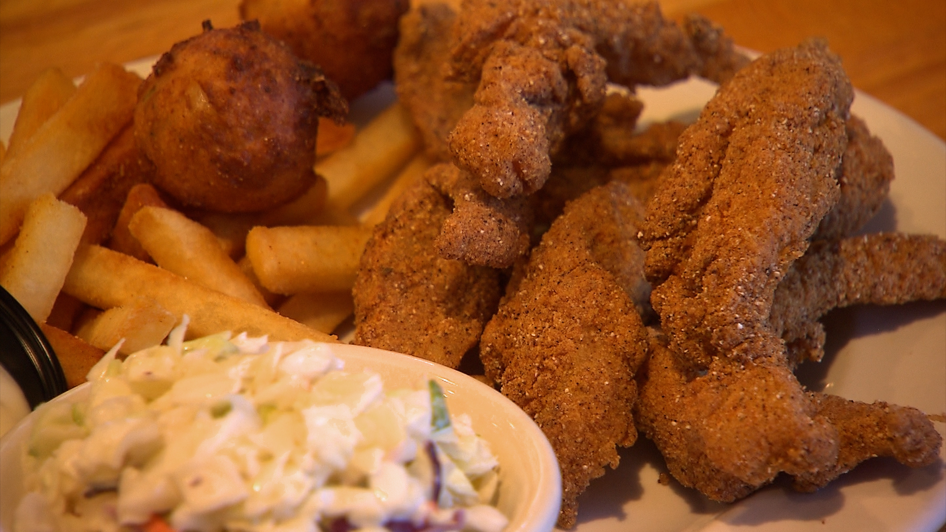 Hank's Family Diner | Tennessee Crossroads | NPT